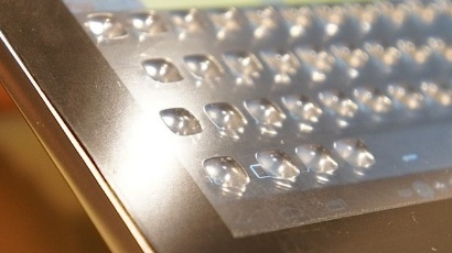 Tastatura touch cu butoane in relief, modelate direct pe ecran