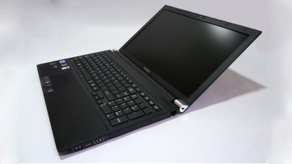 Toshiba Tecra R950 - confortabil la birou şi companion de nădejde în ...