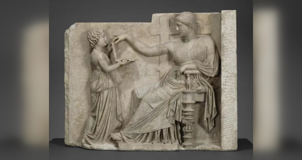 Statuia antică grecească care ţine un „laptop” în mâini