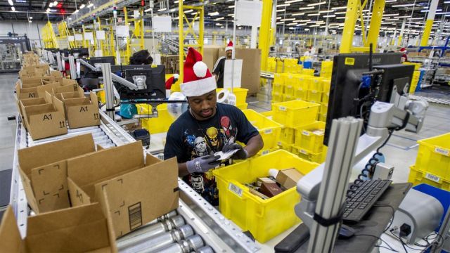 Mai mulţi angajaţi extenuaţi ai Amazon au fost luaţi cu ambulanţele ...