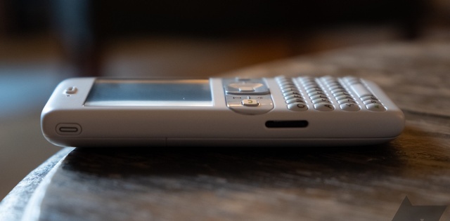 Cum arată primul telefon cu Android din lume. Nu seamănă deloc cu ...