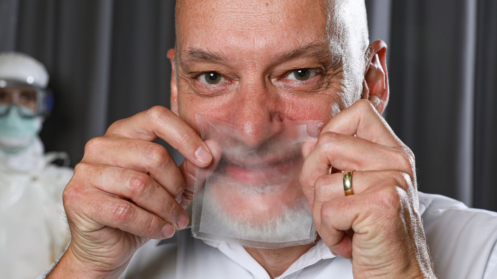 A fost creată masca de protecție transparentă, prin care poți respira