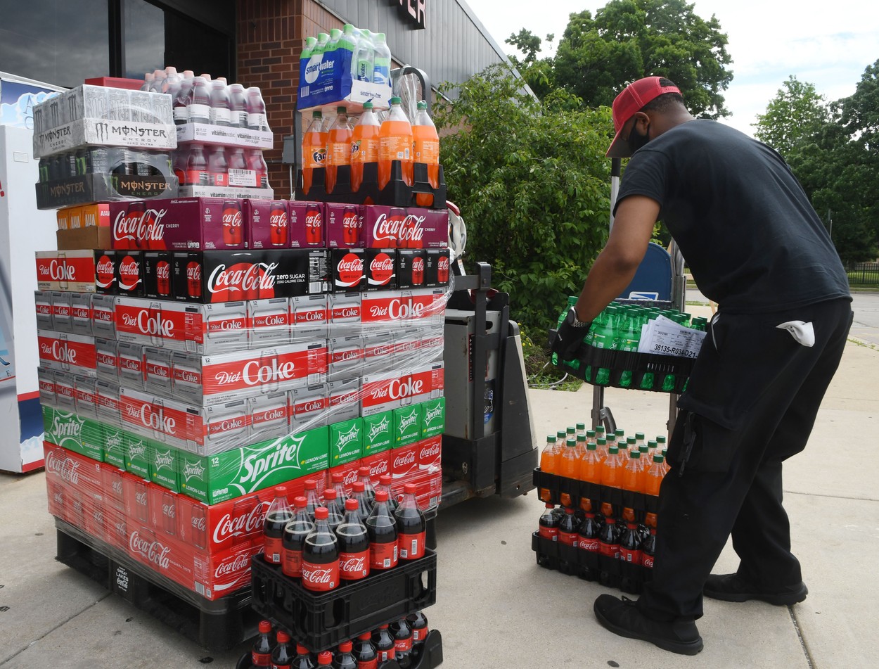 Coca-Cola suspendă investițiile în publicitate pe toate rețelele social ...