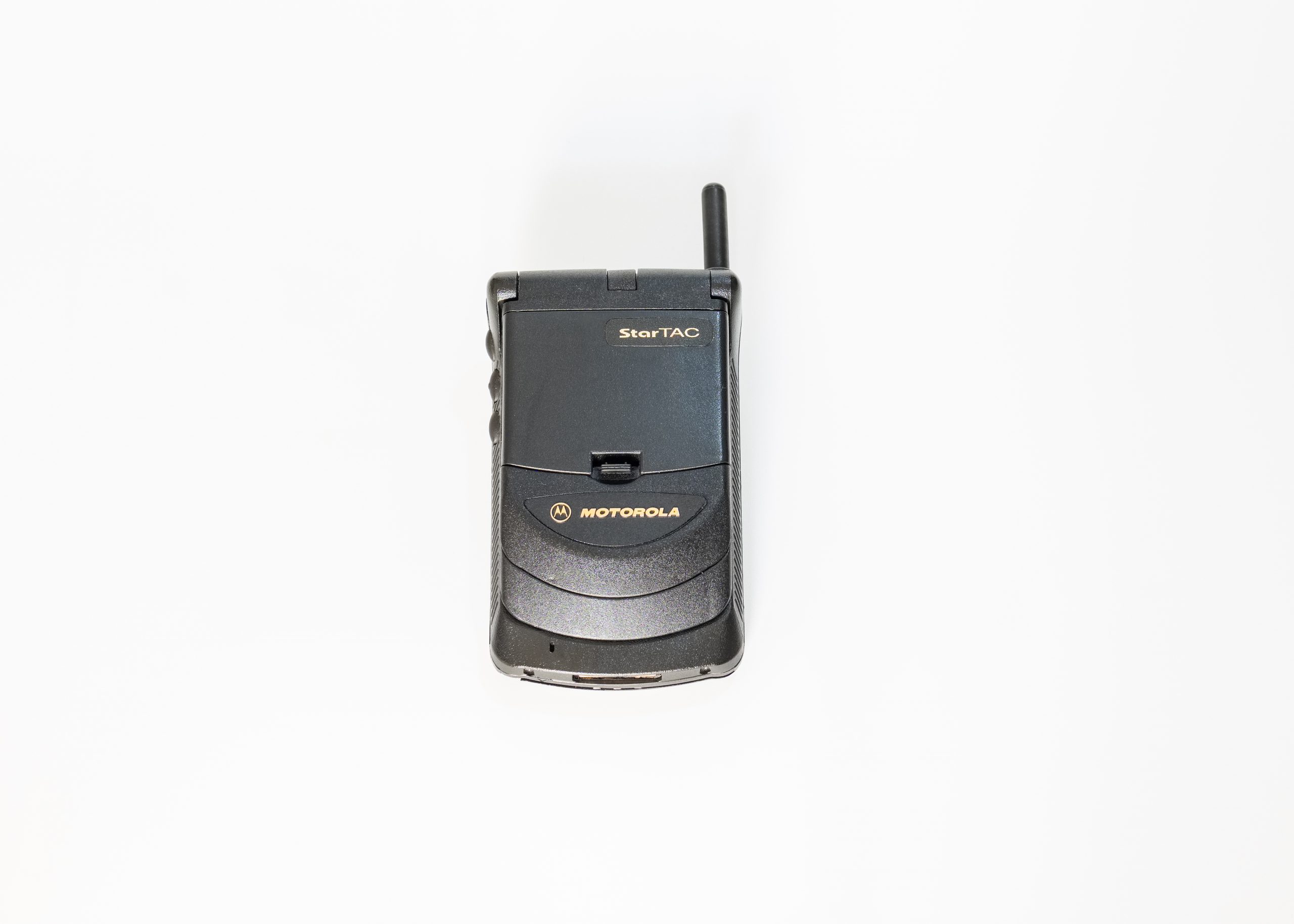 În 1996 era lansat Motorola StarTAC, primul telefon cu clapetă