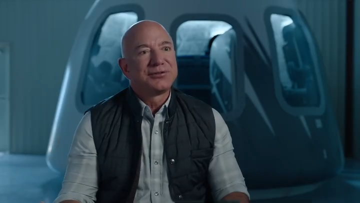 Jeff Bezos, fondatorul Amazon și Blue Origin, pleacă în spațiu alături ...