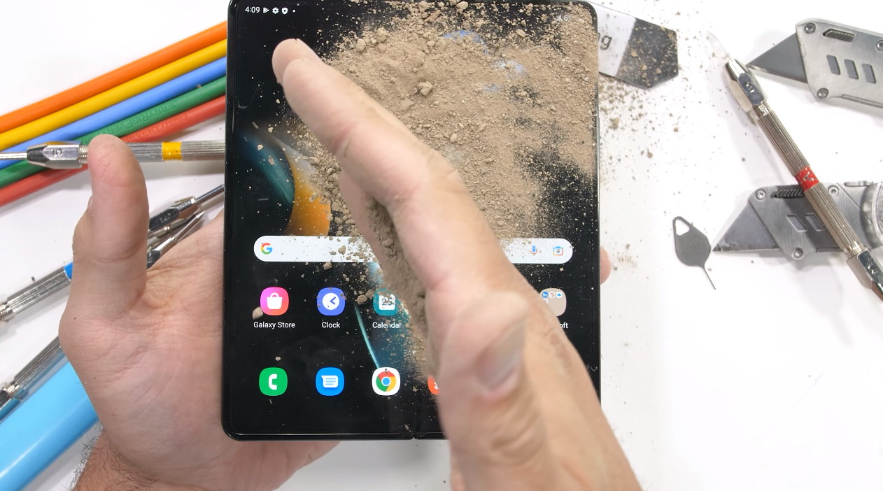 Galaxy Z Fold4, mai rezistent decât multe telefoane fără ecran pliabil ...