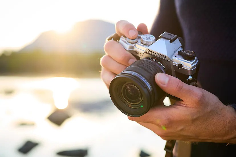 OM System anunță OM-5, prima cameră care renunță la logo-ul Olympus