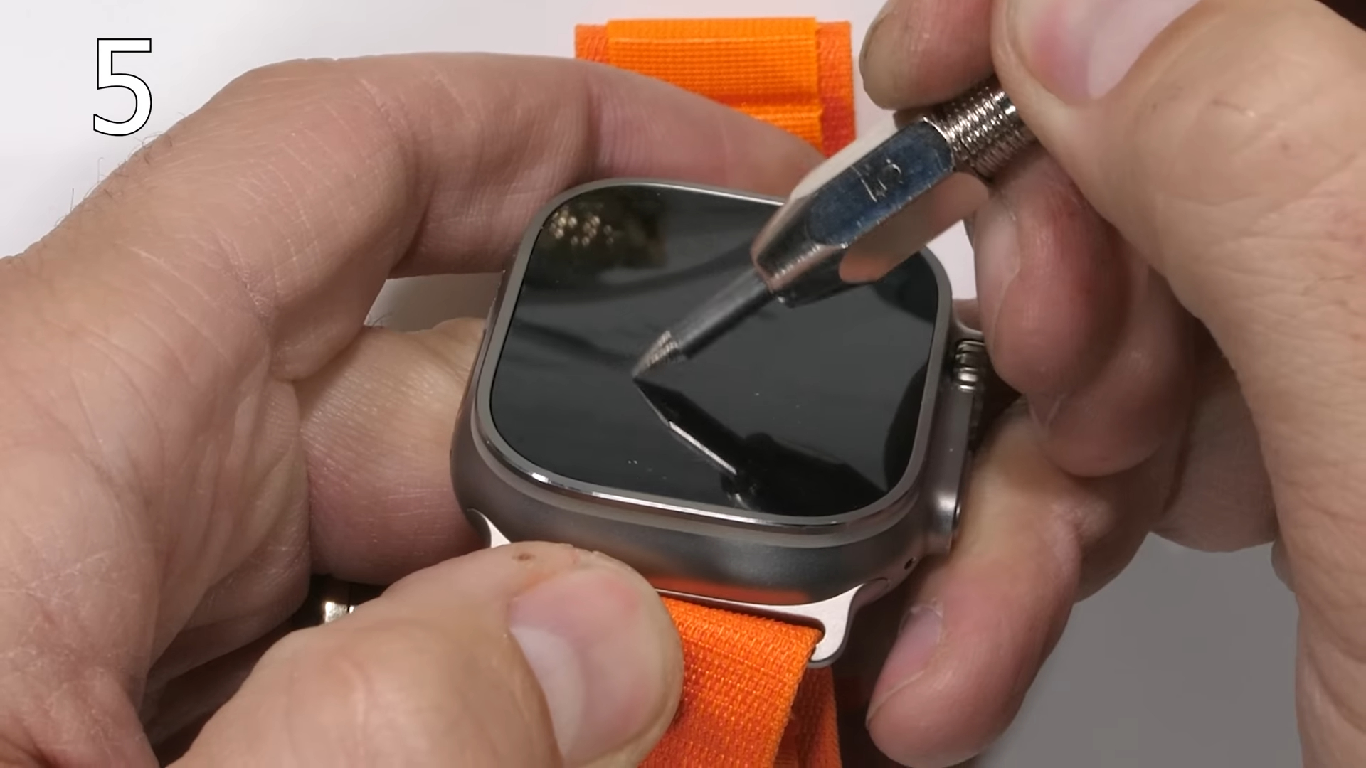 Cât de rezistent este safirul care protejează ecranul Apple Watch Ultra ...