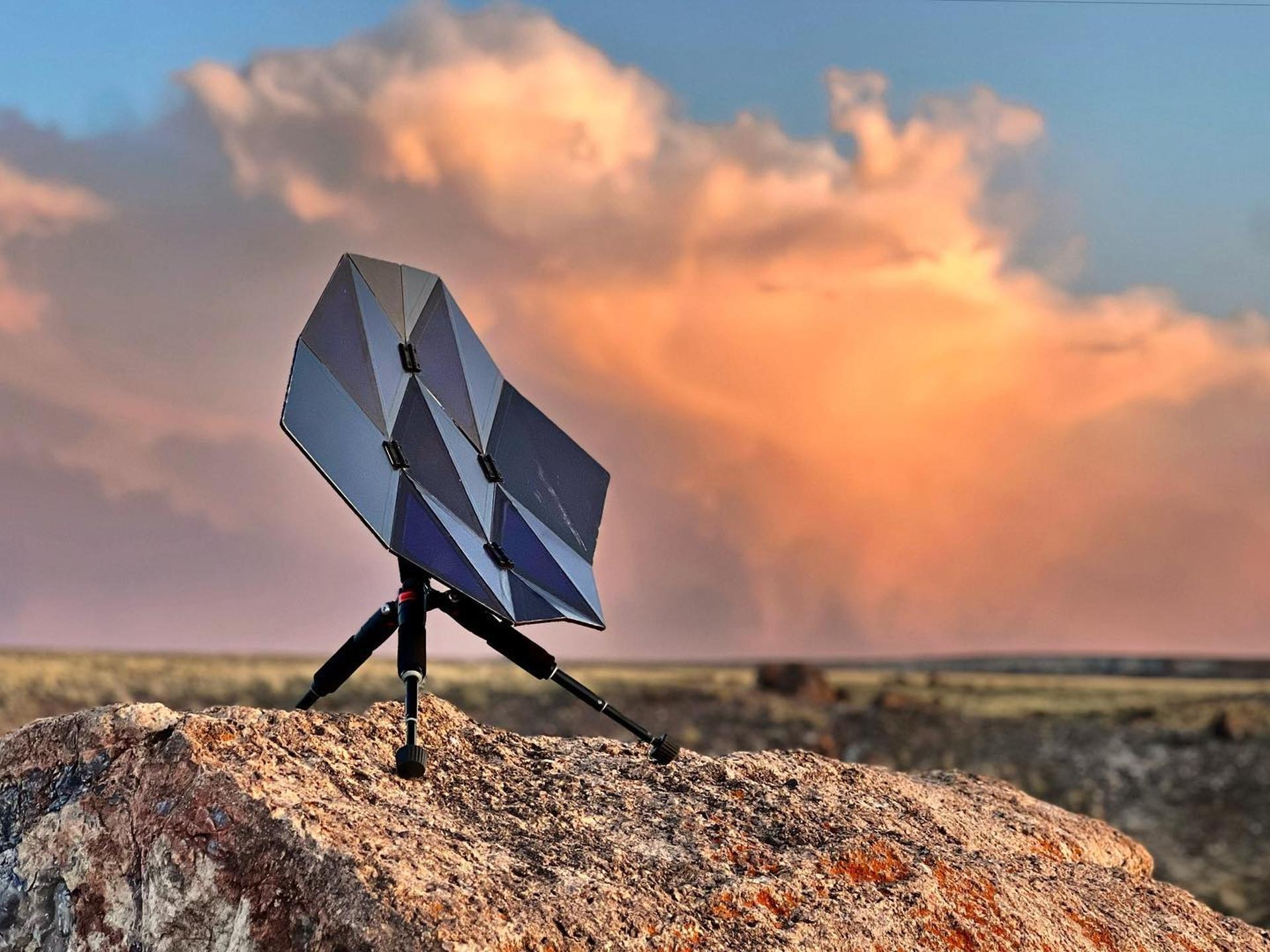 Mini panou solar „origami”, care devine de opt ori mai mic într-o ...