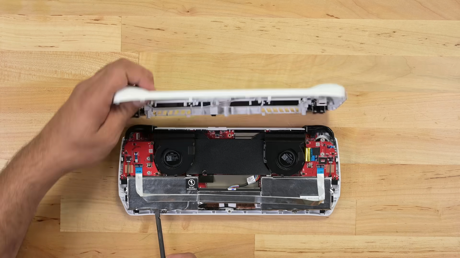 ROG Ally, foarte ușor de reparat acasă. Ce se găsește la interiorul ...