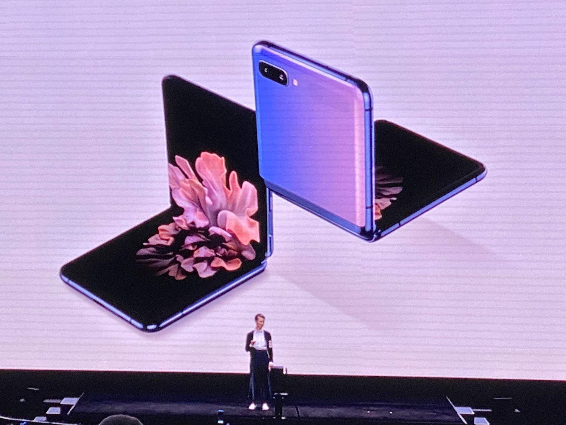 Samsung a prezentat oficial Galaxy Z Flip, primul său telefon pliabil ...